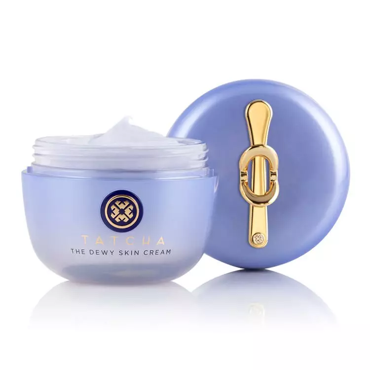 Lavanda va tilla qadoqlangan Tatcha's The Dewy Skin Cream ochiq idish