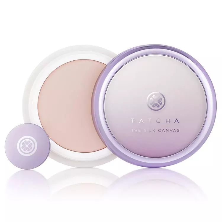 Tatcha's The Silk Canvas прајмер во светла нијанса и пакување од лаванда