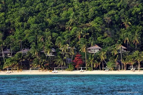 A képen a következők lehetnek: Outdoors Nature Land Water Shoreline Sea Ocean Building Hotel Coast and Resort