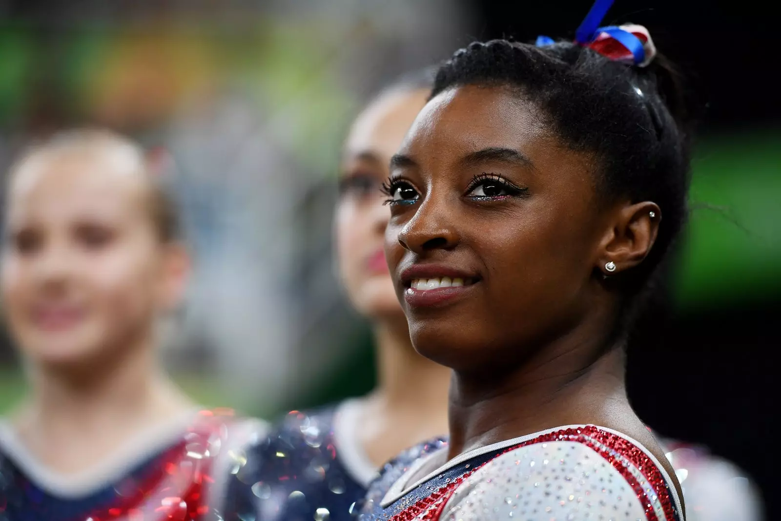 Aworan le ni Simone Biles Eniyan Eniyan Festival Crowd Face Aso Sari Aso ati Siliki