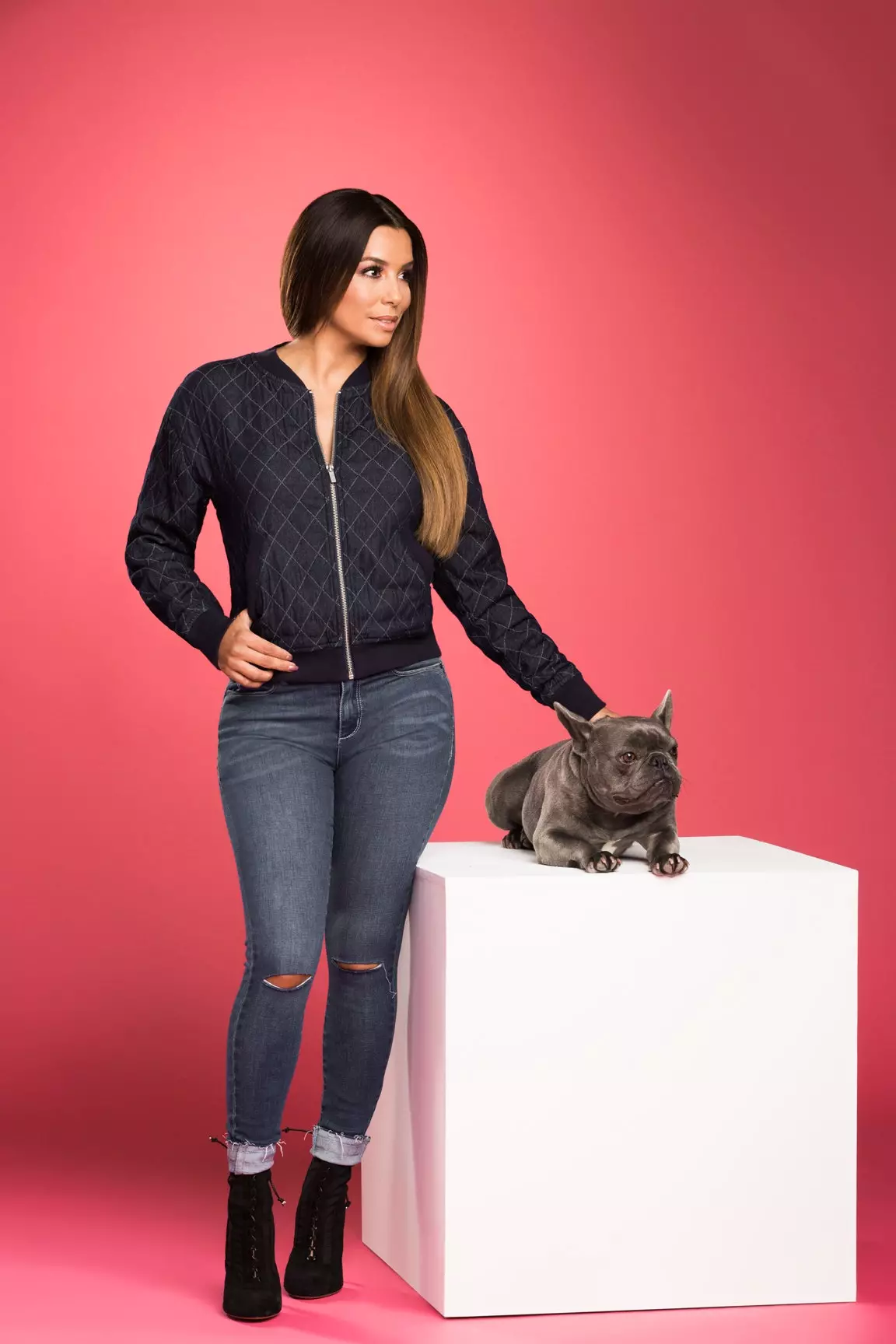 Den här bilden kan innehålla Kläder Kläder Människoperson Eva Longoria Sleeve Djur Katt Däggdjur Husdjur och långärmad