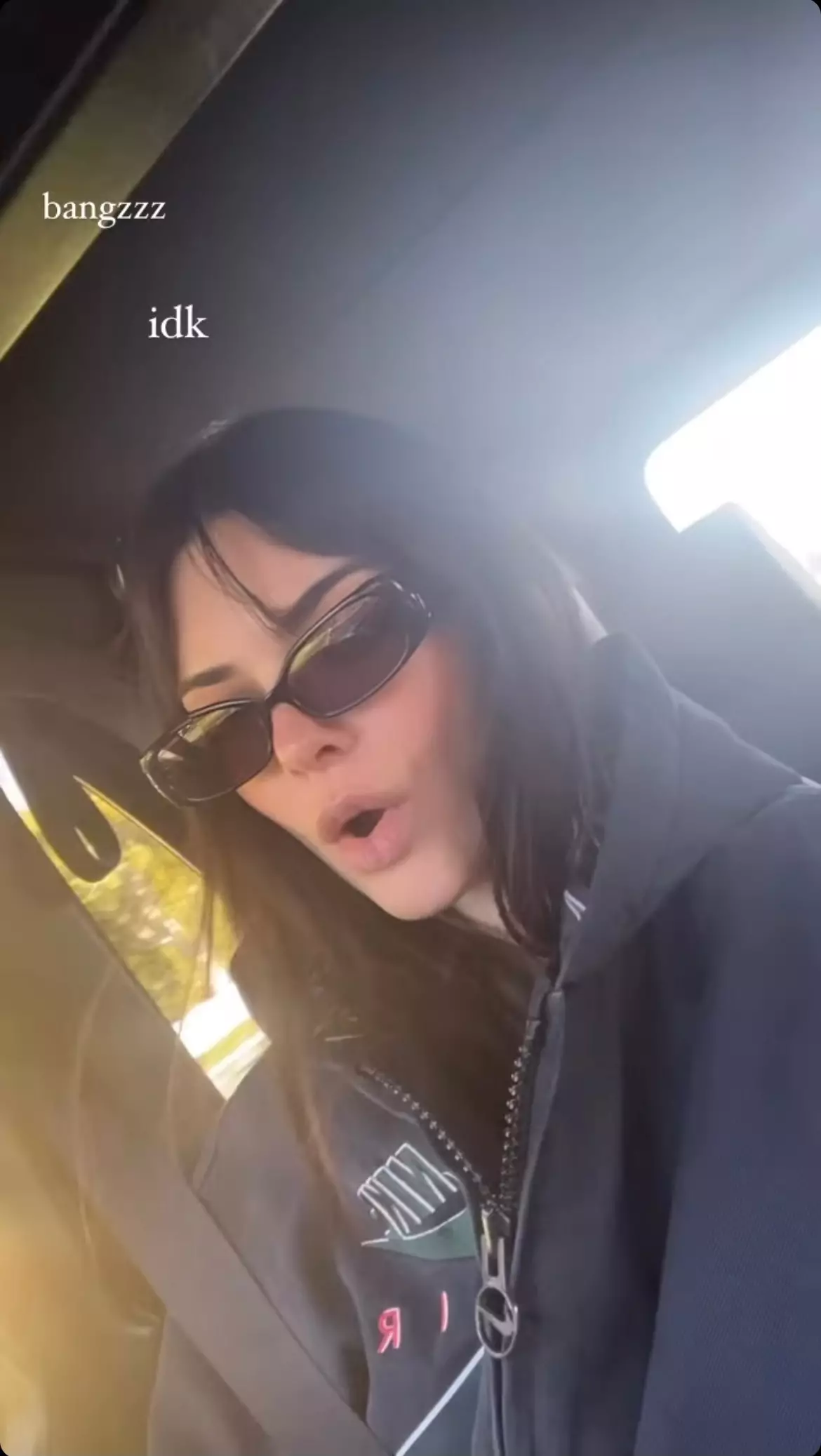 Kendall Jenner oo xidhan muraayadaha qorraxda ee kursiga dambe ee gaadhiga