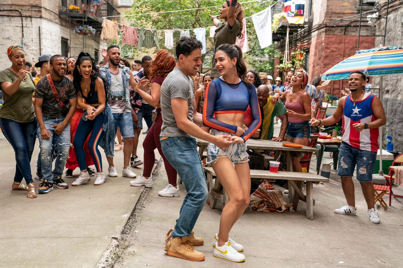 Anthony Ramos ballant en un carrer colorit al plató d'In the Heights amb la coprotagonista Melissa Barrera