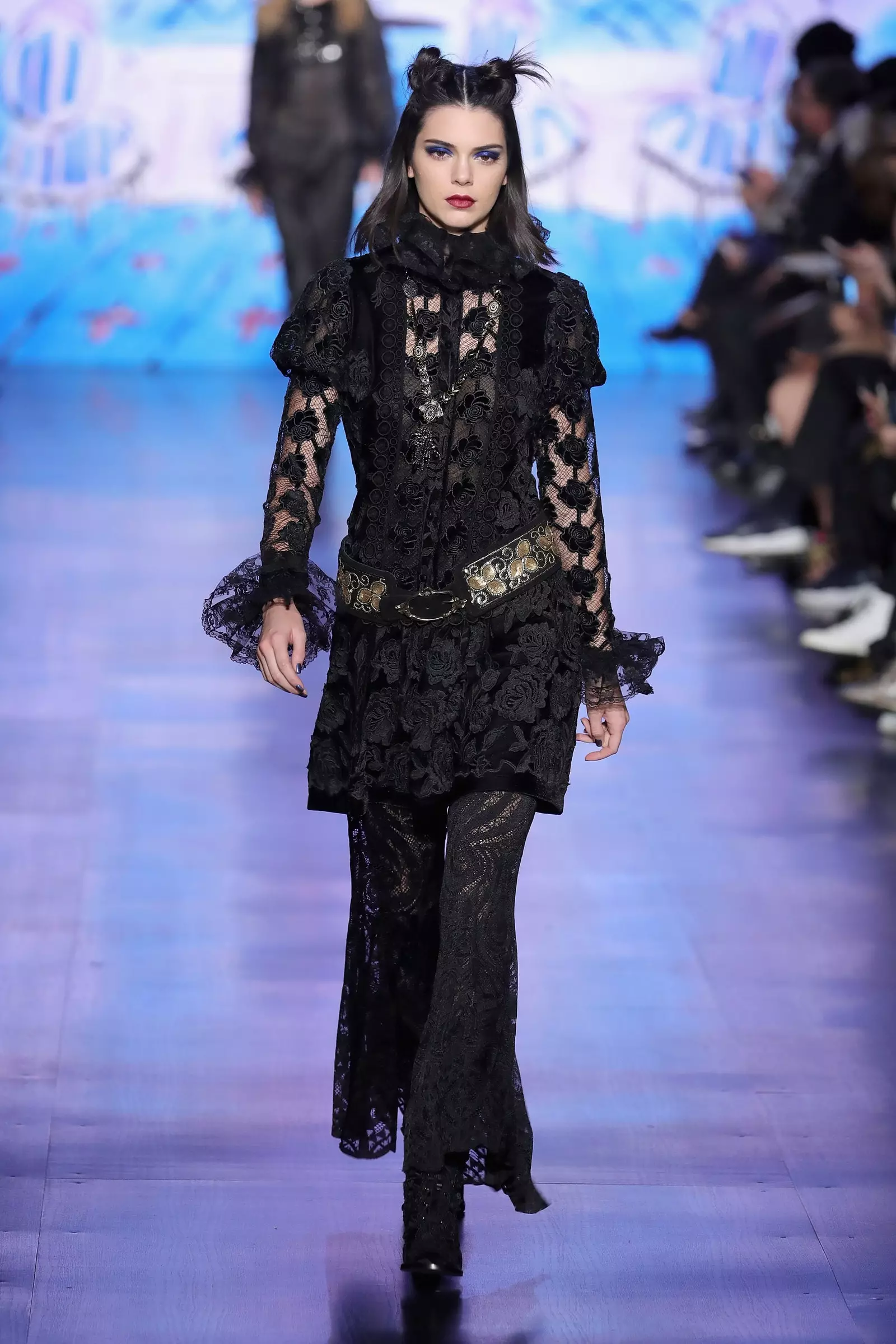 圖片中可能有 Kendall Jenner Runway Human Person Fashion Clothing Apparel and Coat