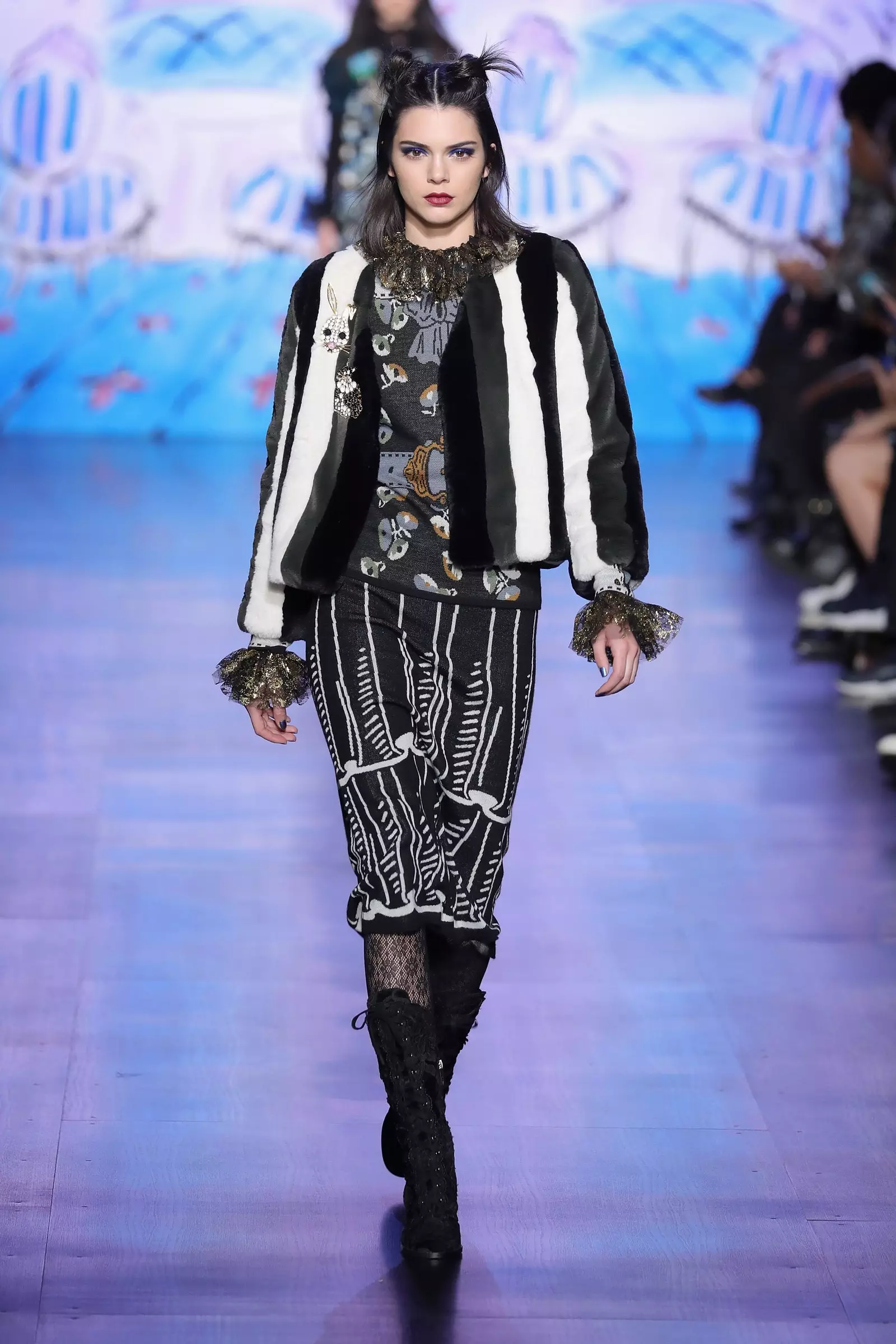 圖片中可能有 Kendall Jenner Human Person Fashion 和 Runway