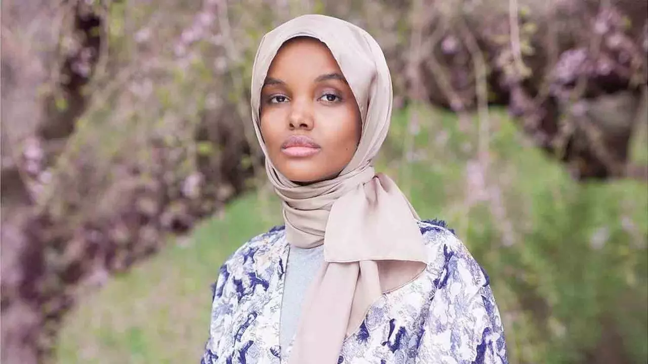 La modella Hijabi Halima Aden ha appena ucciso la sua prima campagna