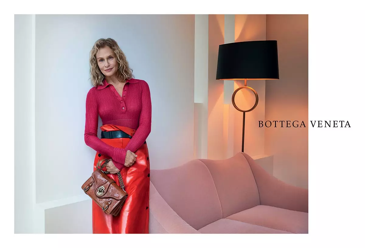 រូបភាពអាចមាន៖ Lauren Hutton Clothing Apparel Lamp Human Person and Table Lamp