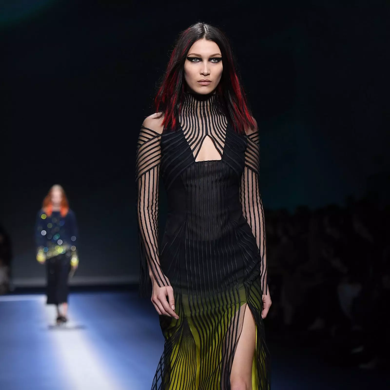 Na obrázku môže byť Clothing Apparel Fashion Human Person Runway Bella Hadid Gown Rób Večerné šaty a rukáv