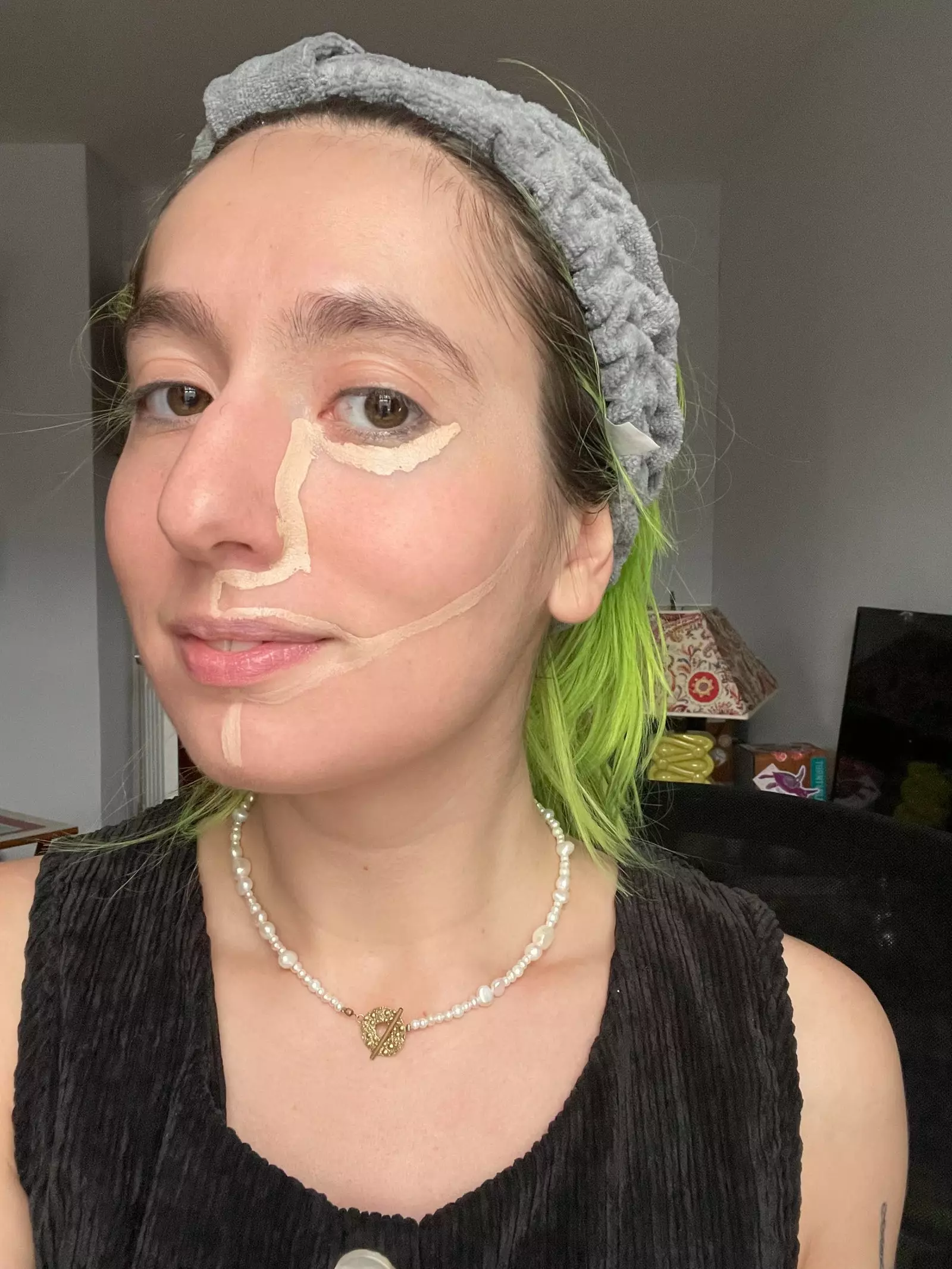 Alaina lleva corrector como contorno por todo el rostro.