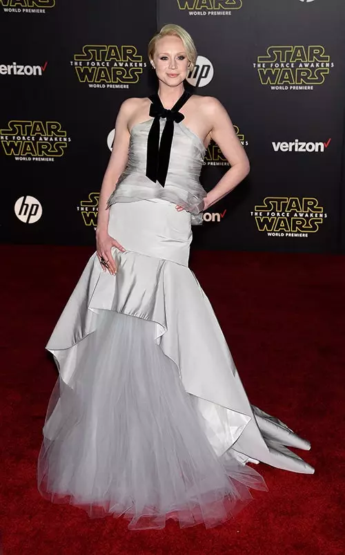 התמונה עשויה להכיל Gwendoline Christie Human Person Fashion Premiere Carpet Red Carpet ו-Red Carpet Premiere