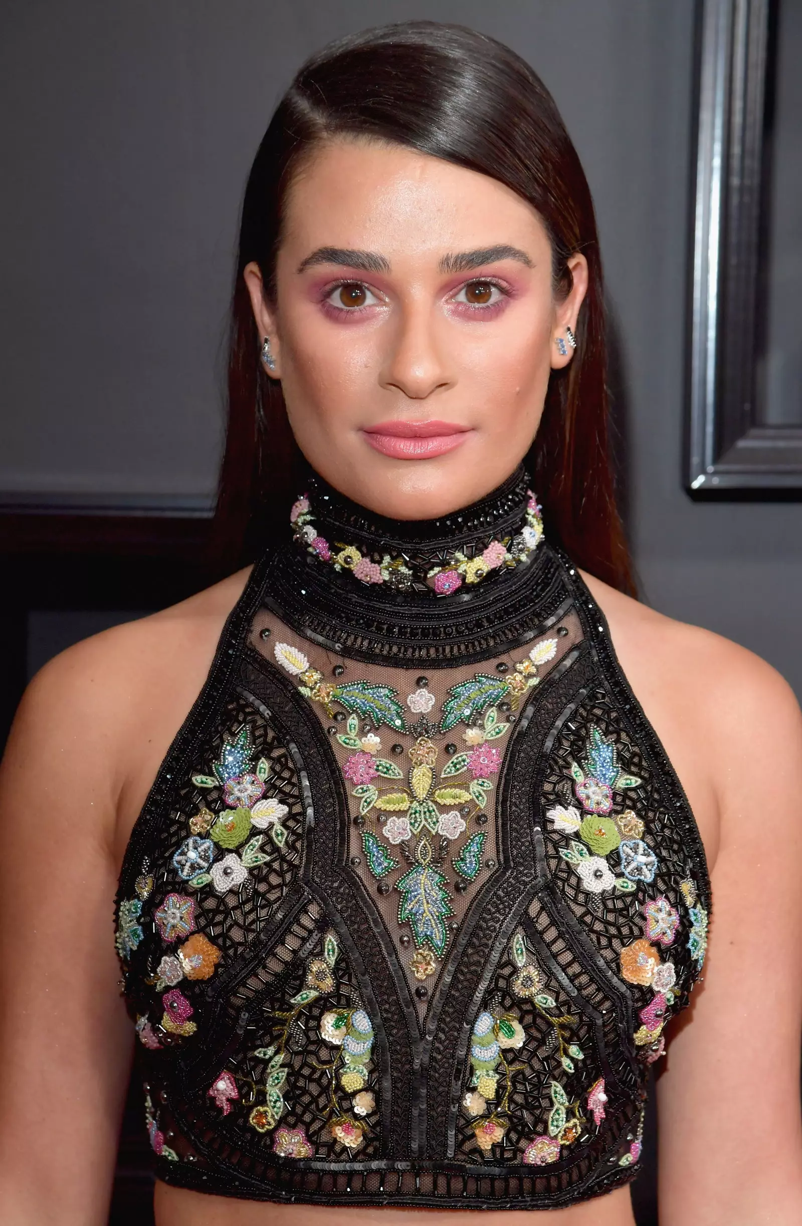 ਤਸਵੀਰ ਵਿੱਚ ਇਹ ਹੋ ਸਕਦਾ ਹੈ ਕਿ Lea Michele ਬਲਾਊਜ਼ ਕੱਪੜੇ ਲਿਬਾਸ ਚਮੜੀ ਮਨੁੱਖੀ ਵਿਅਕਤੀ ਦਾ ਚਿਹਰਾ ਅਤੇ ਨਮੂਨਾ