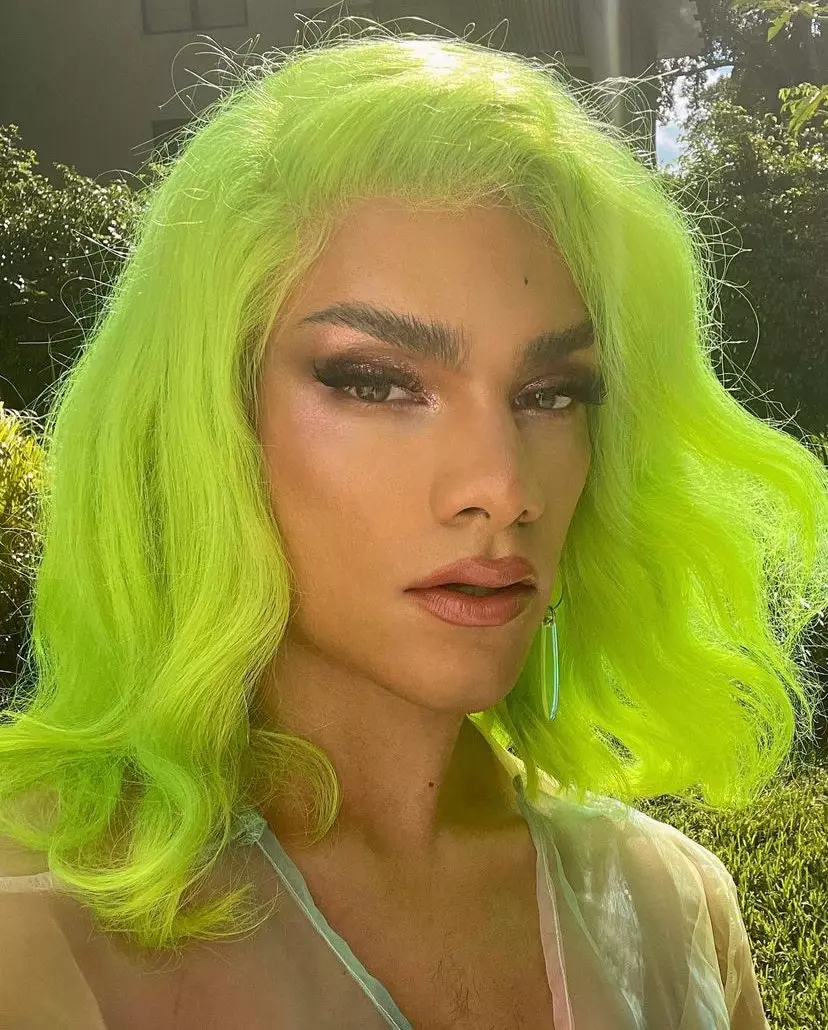 selfie sa dili binary beauty influencer nga si kltorres sa usa ka sagbot. ang ilang buhok naa sa lime green nga bob ug nagsul-ob sila og...