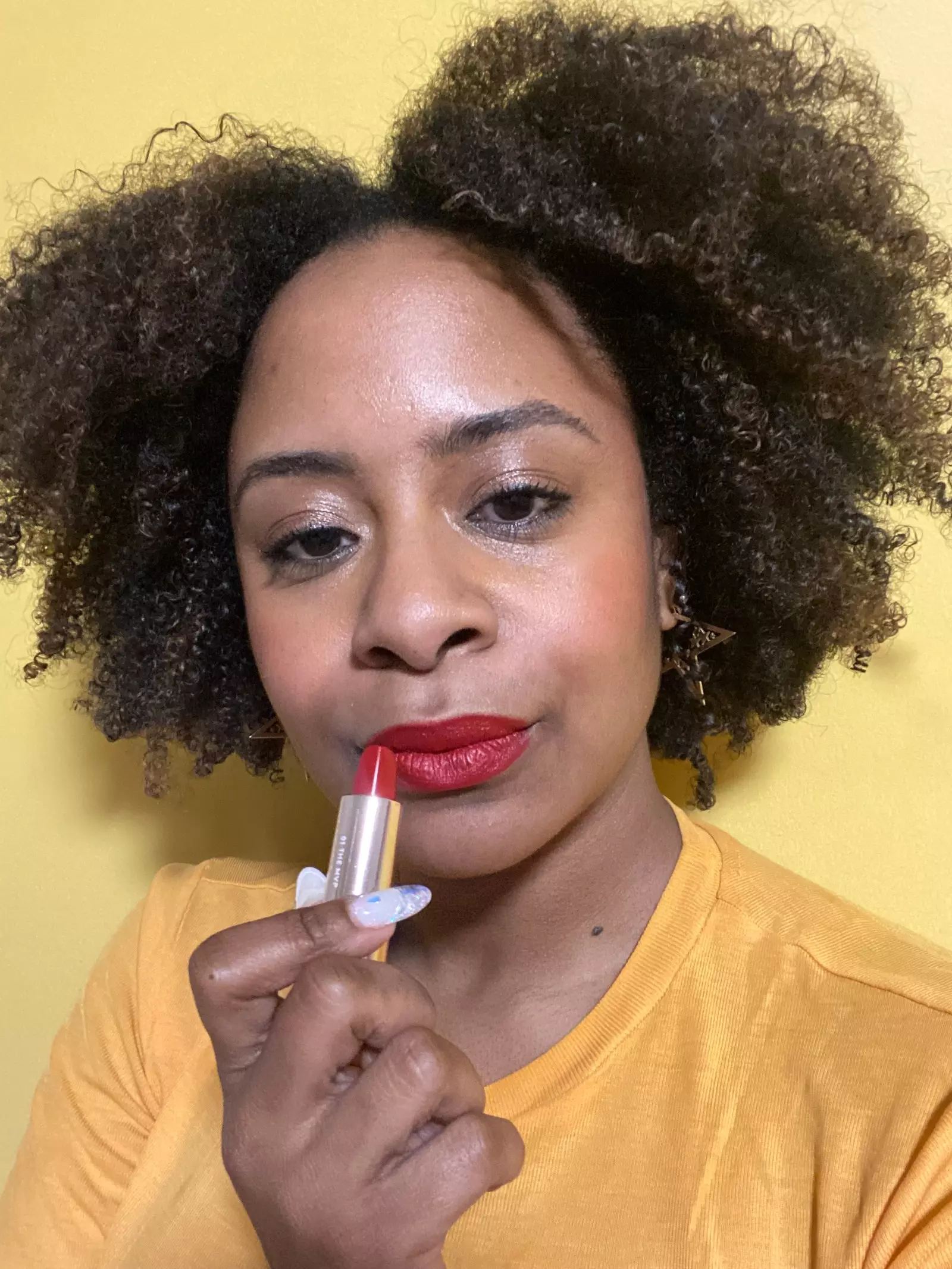 Редактор Allure Джихан Форбс делает селфи с губной помадой Fenty Icon Refillable Lipstick от Fenty Beauty.