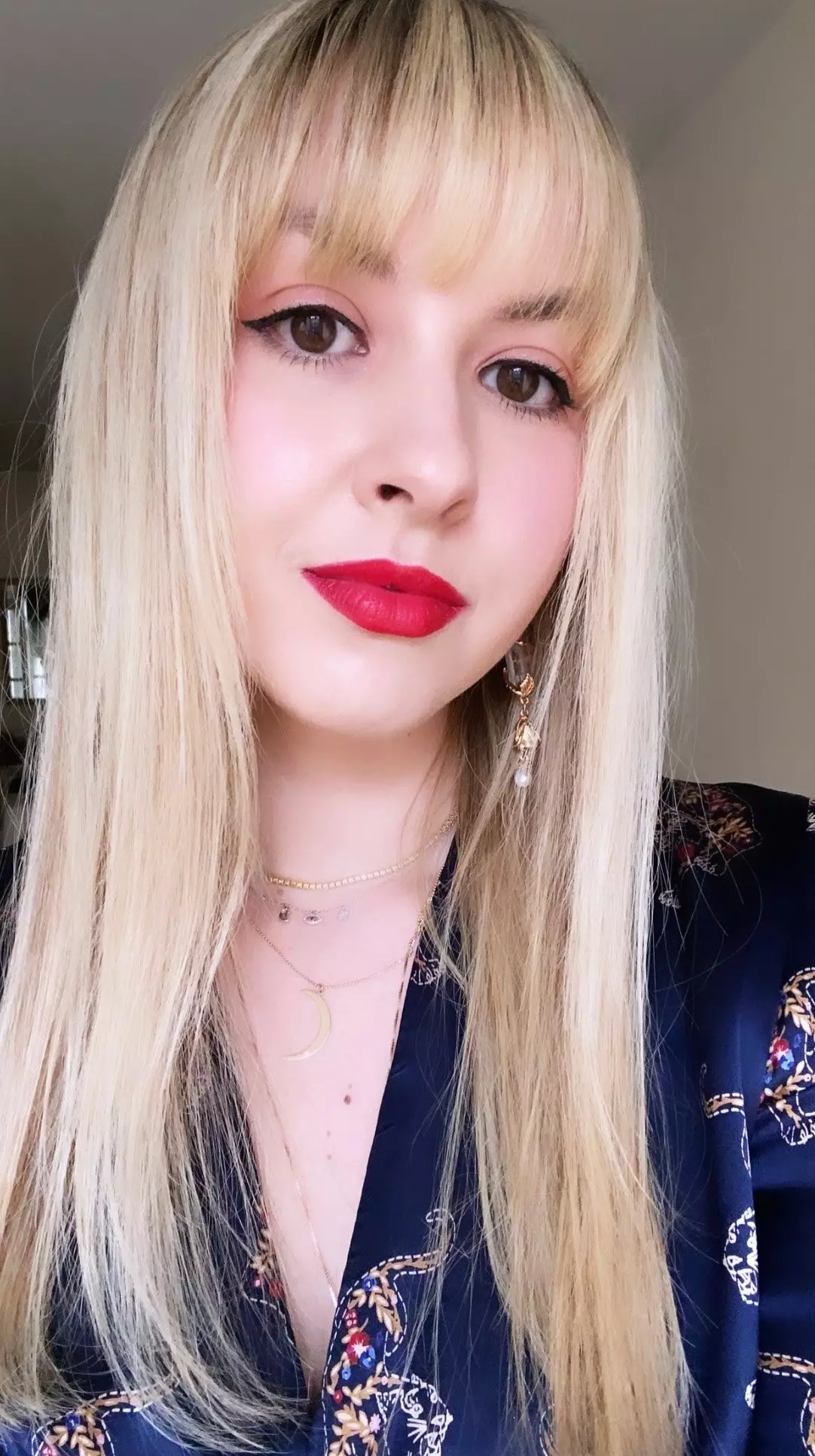 Allure-redakteur Paige Stables neem 'n selfie met Fenty Beauty Fenty Icon Refillable Lipsticks.