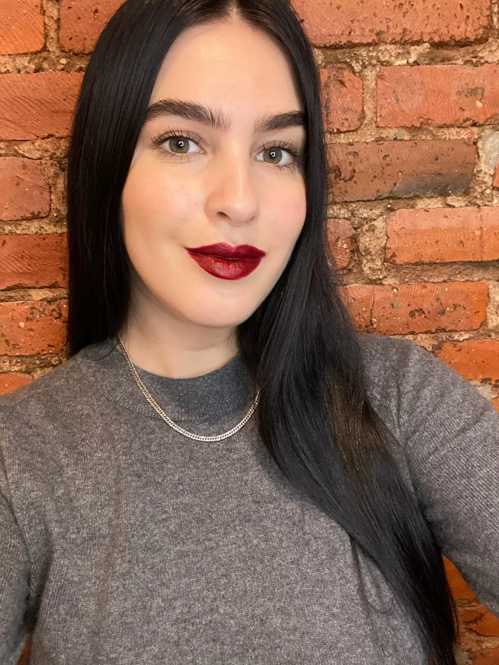 Редактор Allure Тейлор Глинн делает селфи с губной помадой Fenty Icon Refillable Lipstick от Fenty Beauty.