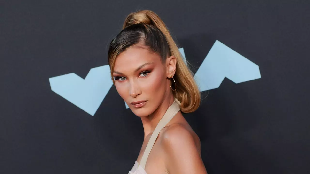 Bella Hadid startet en TikTok-Viral Jaw Highlighting Trend