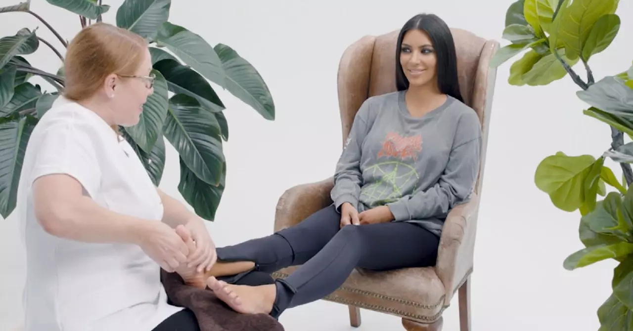 Entrevistamos a Kim Kardashian mientras recibía un masaje en los pies