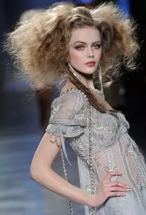 Maaaring naglalaman ang larawan ng Frida Gustavsson Costume Human Person Hair Clothing Apparel and Dress