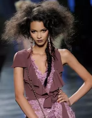 Maaaring naglalaman ang larawan ng Lais Ribeiro Human Person Hair Shop Stand at Babae