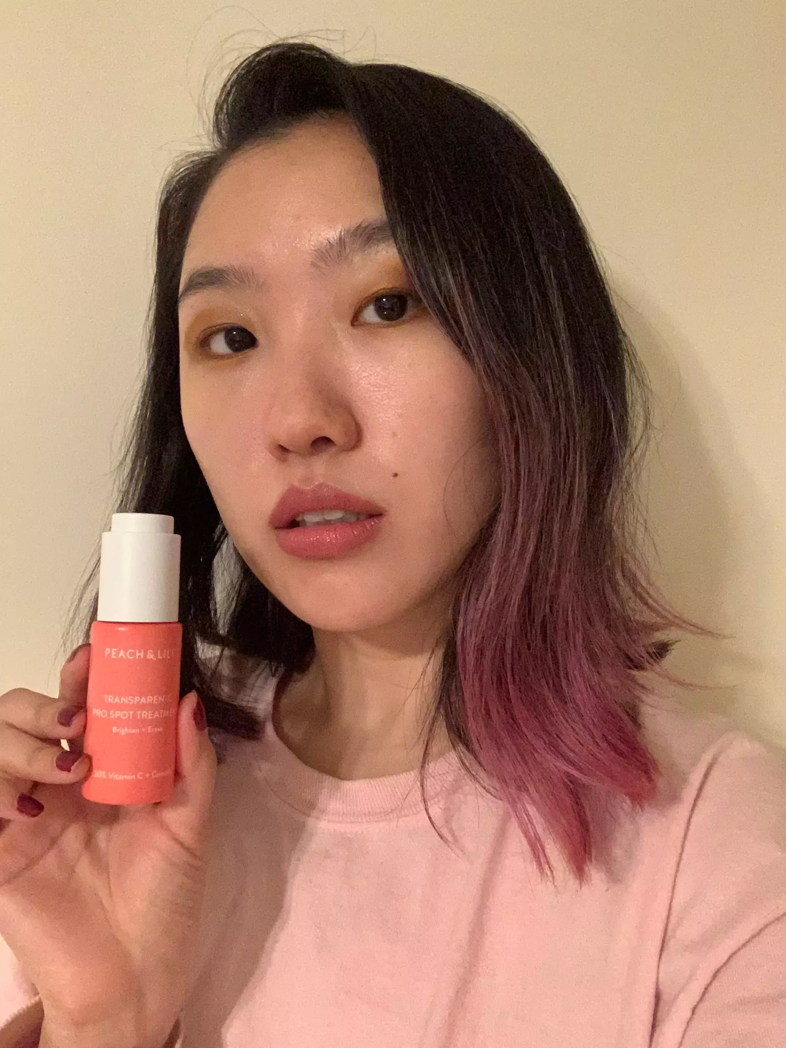 En selfie av Sarah Han som håller i Peach Lily TransparenC Pro Spot Treatment