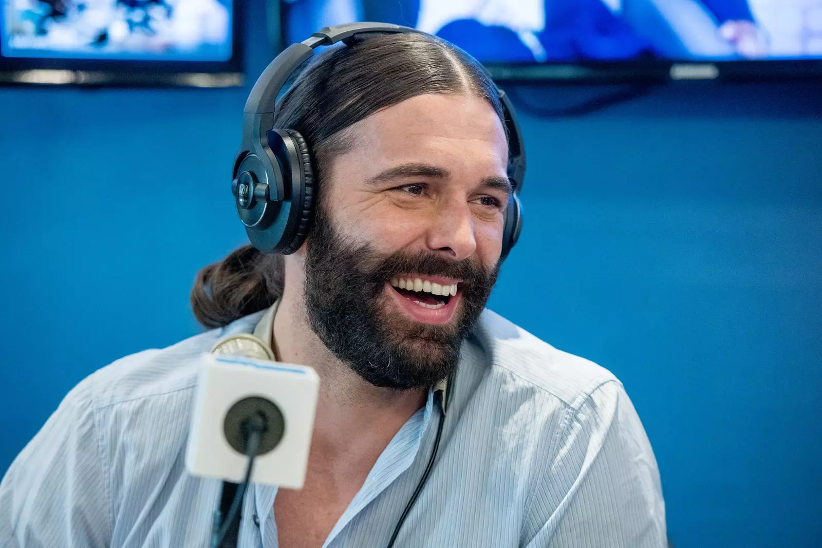 jonathan van ness smiler på et radioprogram