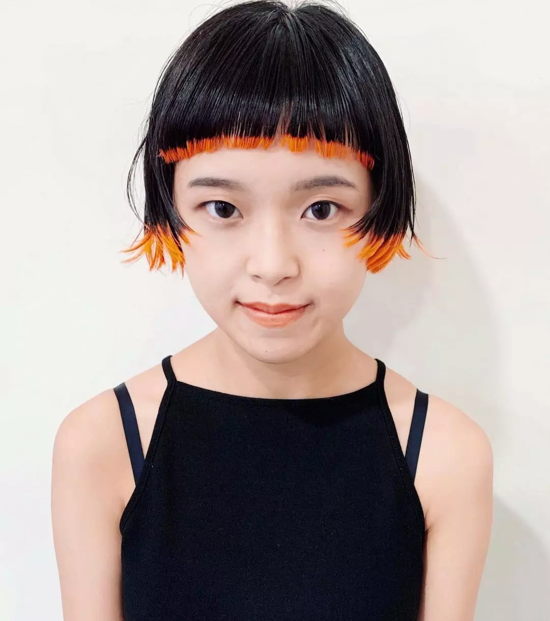 Model nga adunay itom nga fringe ug orange nga mga tip.