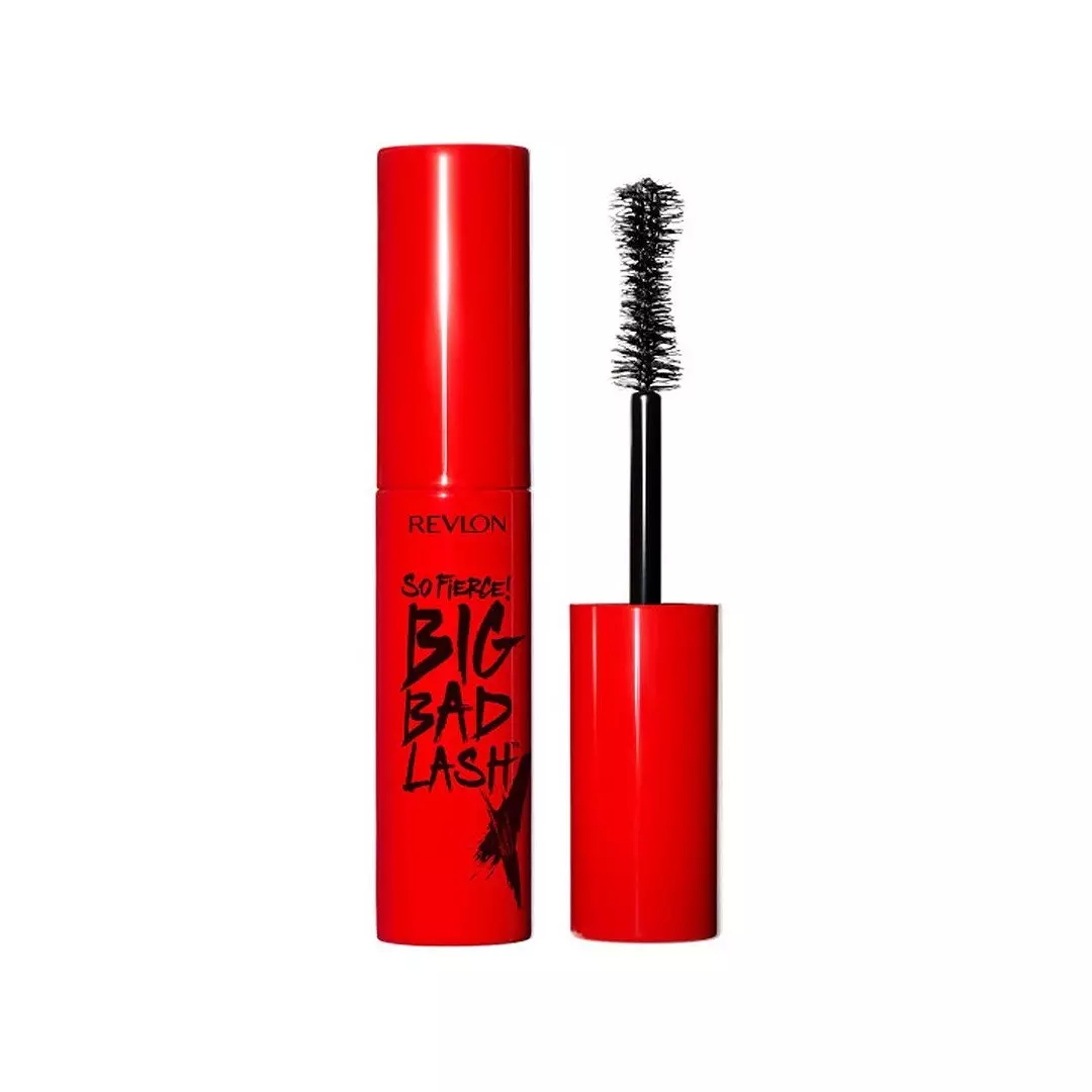 Revlon so heftig! Big Bad Lash Wimperntusche auf weißem Hintergrund