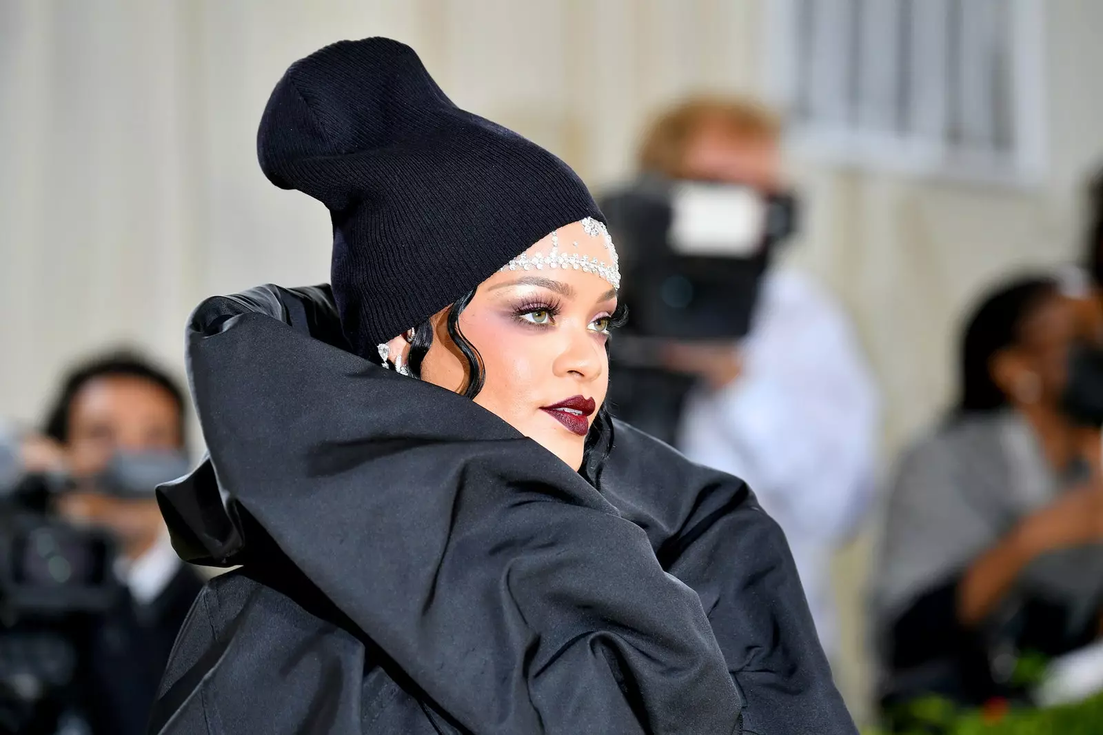 Rihanna ved Met-gallaen i 2021. Hun er iført en stor, blød sort jakke med en kæmpe krave og kasket med juveler nedenunder