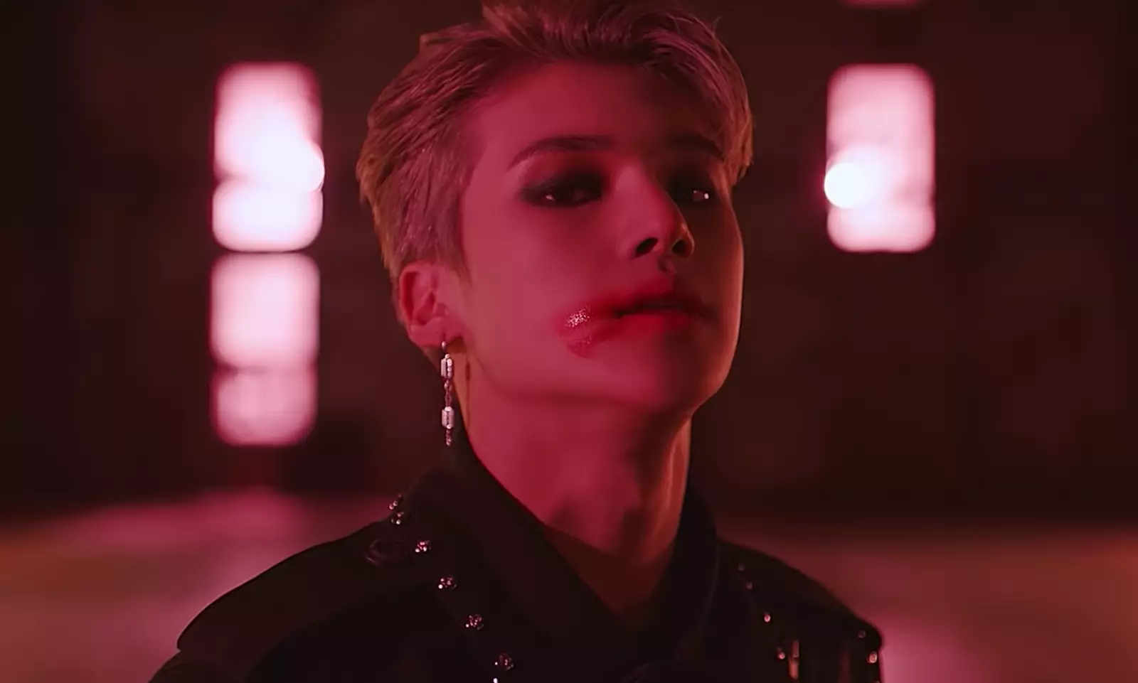 Ateez Wooyoung Hala Hala Сцэна размазвання памады