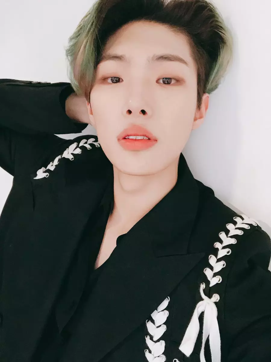 Selfie Ateez Mingi бо мӯи сабз дар заминаи сафед