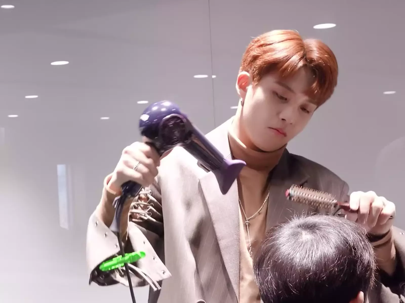 Ateez Jongho sấy tóc cho ai đó bằng lược tròn